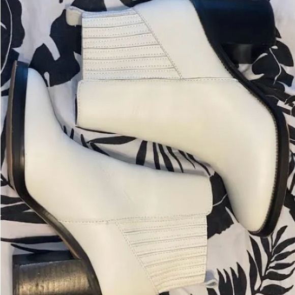 Chelsea & Violet | Shoes | Euc Chelsea And Violet White And Black Ankle ...